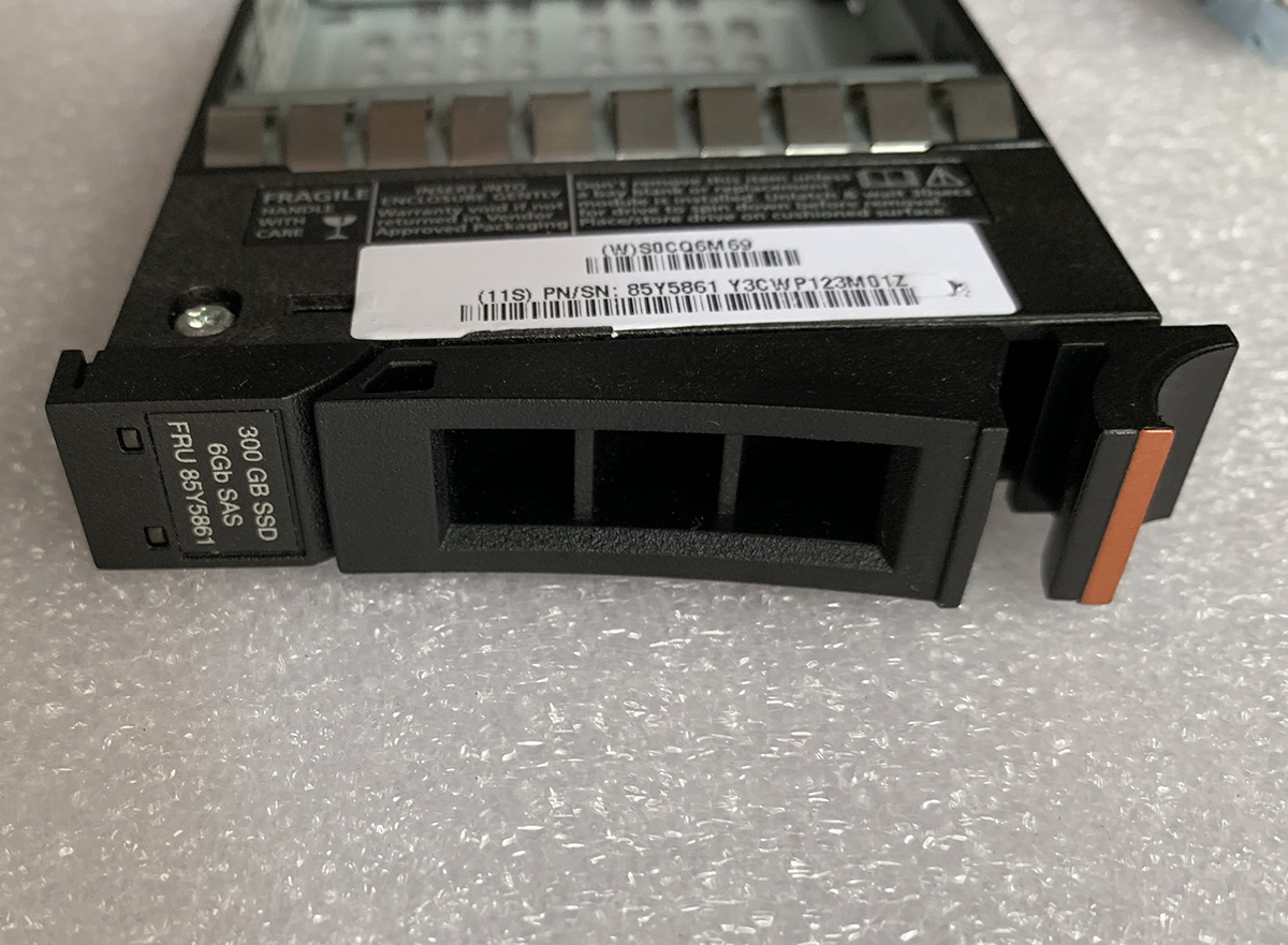 IBM V7000 85y5861 00L4617 SAS/2.5 300GB SSD Hard drive